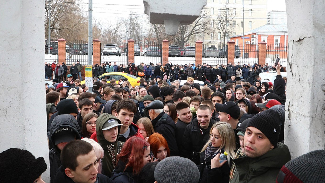 Massive Crowds Mourn Russian Rapper Pasha Technique at Moscow Funeral ...